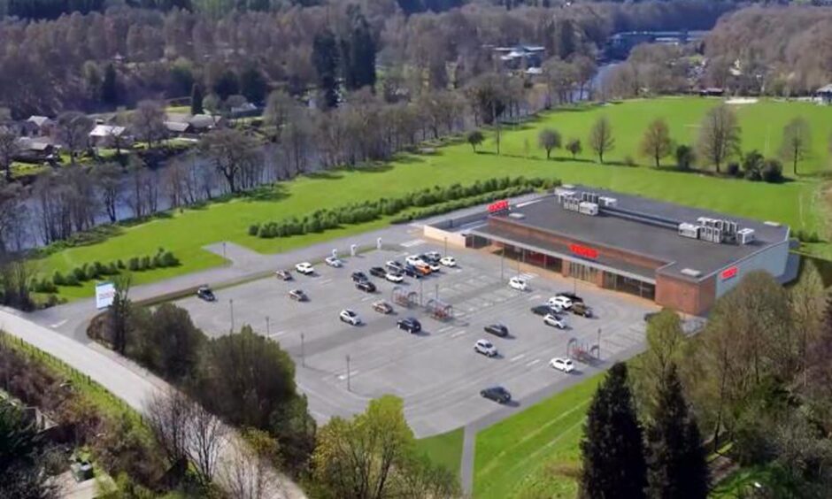 Lane remains closed on A9 near Perth after lorry fire