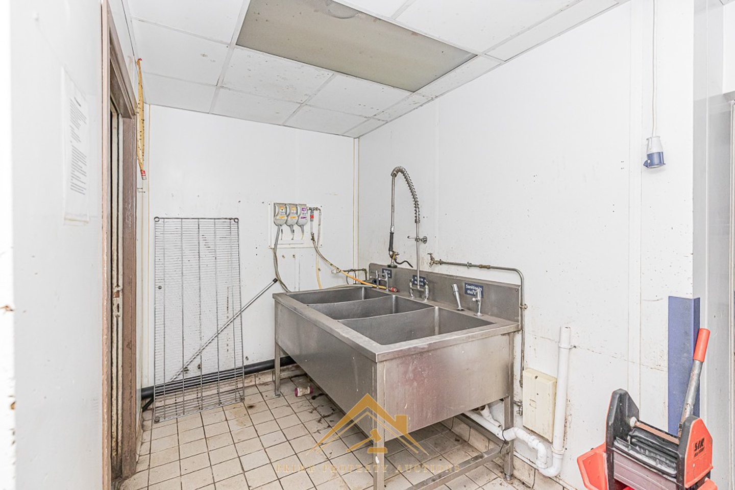 Inside former KFC Dundee restaurant for sale for £325k