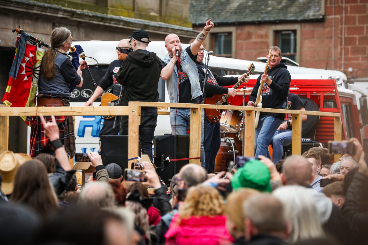 Best pictures as global AC/DC family rock Kirrie Bonfest