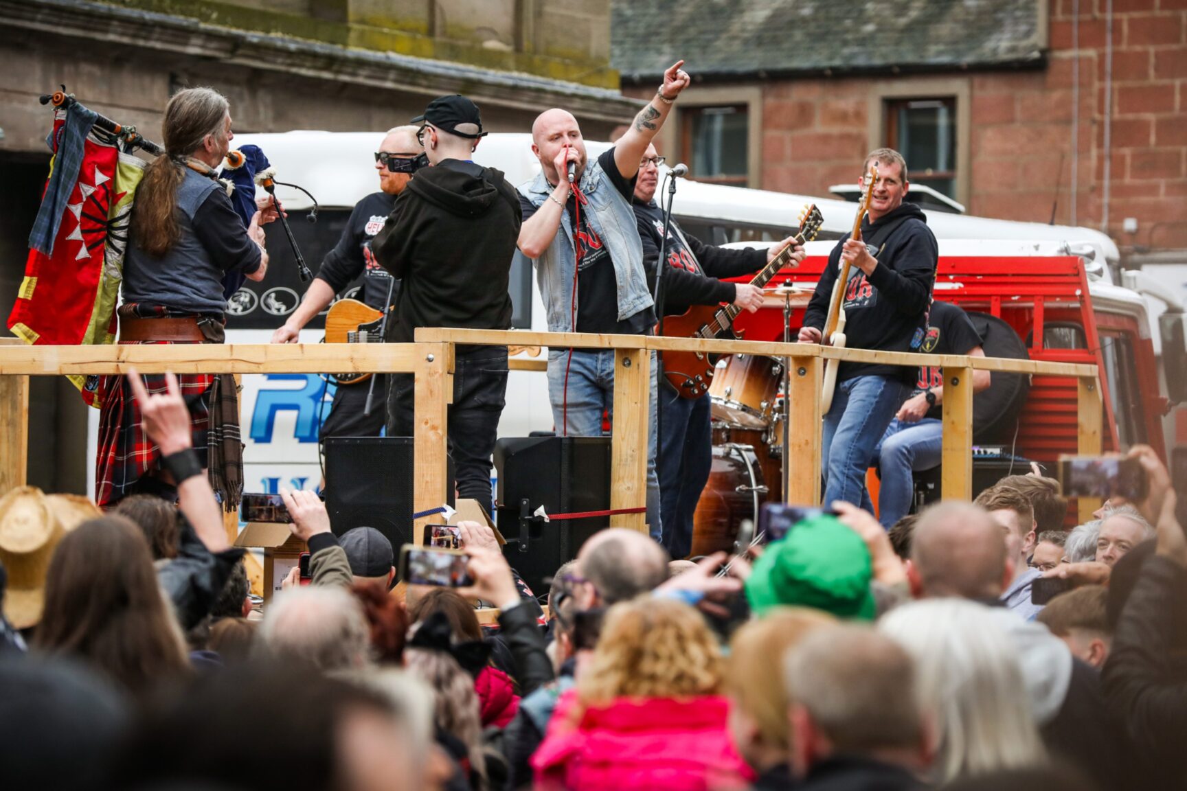 Best pictures as global AC/DC family rock Kirrie Bonfest