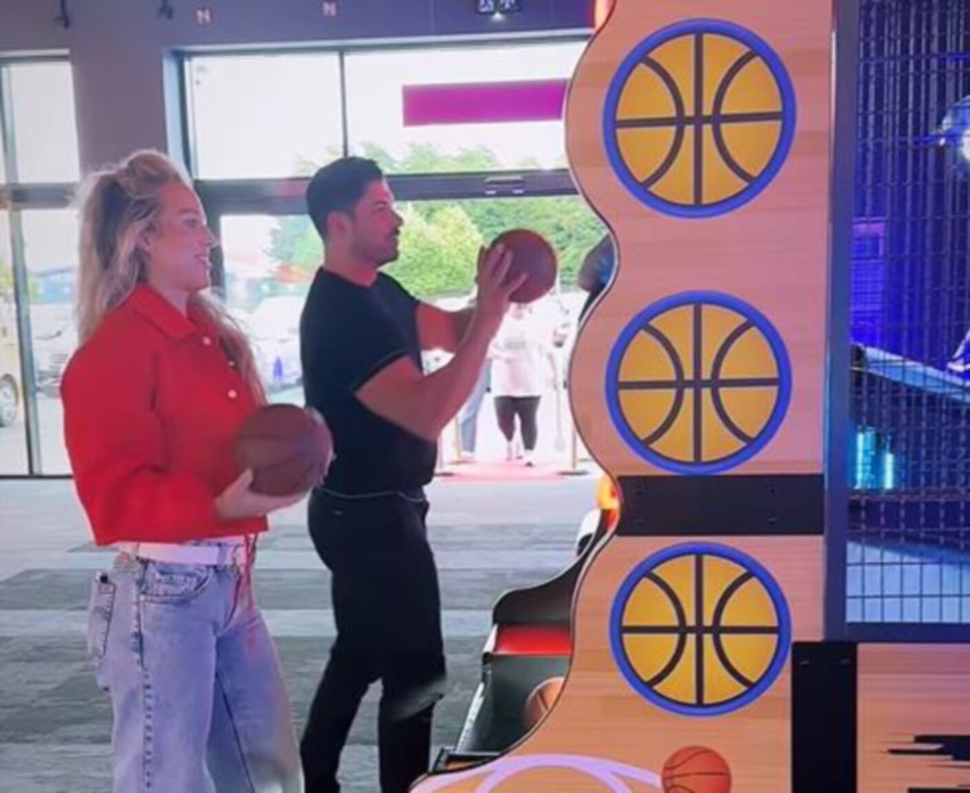 Sheli McCoy & Love Island stars at Hollywood Bowl Dundee party