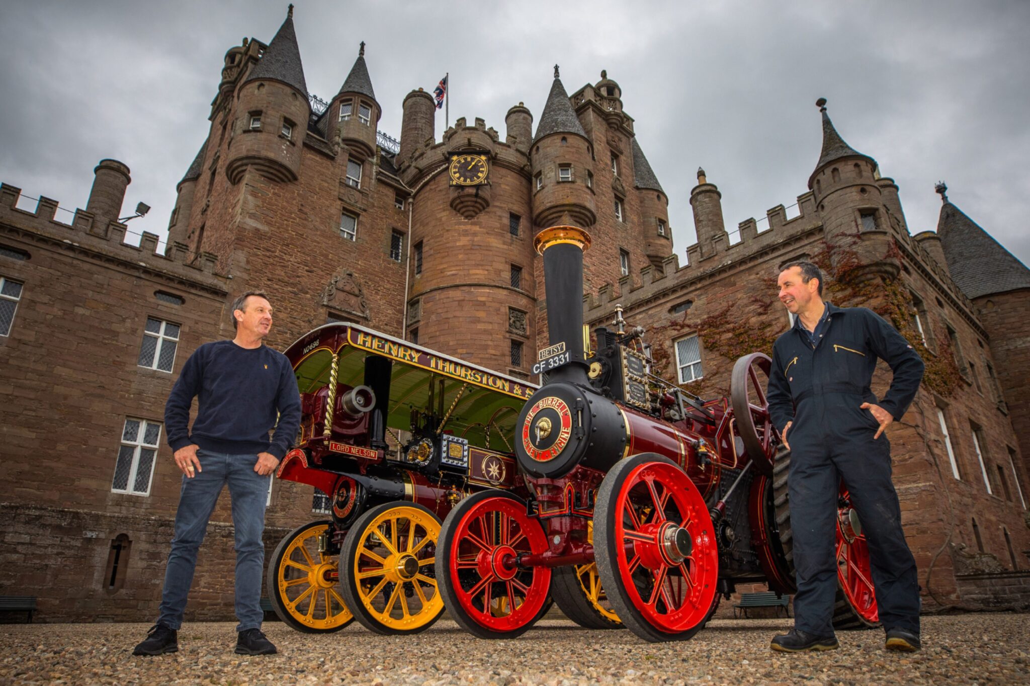 Angus brothers re-create Glamis Extravaganza photo 50 years on