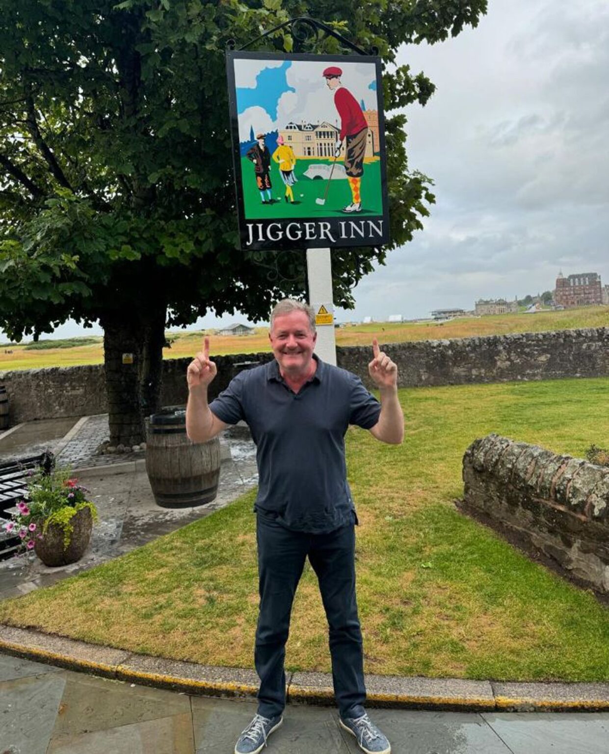 Piers Morgan celebrates England win at 'iconic' St Andrews pub