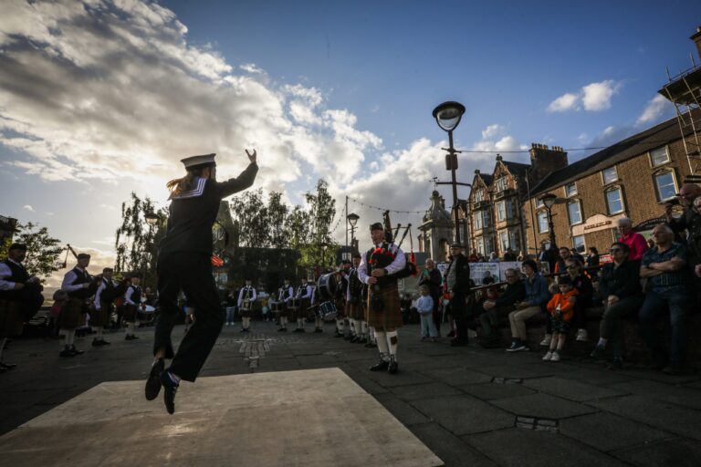 Crieff fountain repairs: Crowds turn out for pipe band celebration