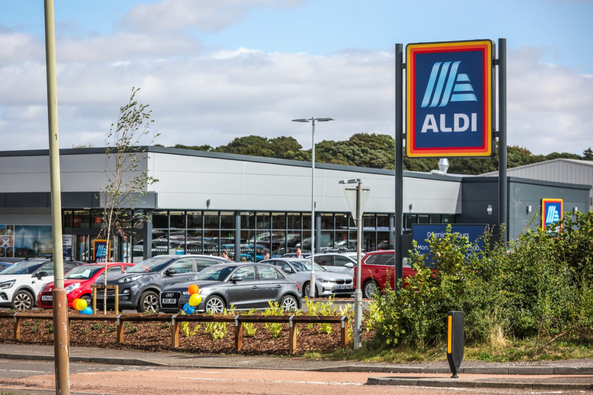 Shoppers welcome opening of new Dundee Aldi