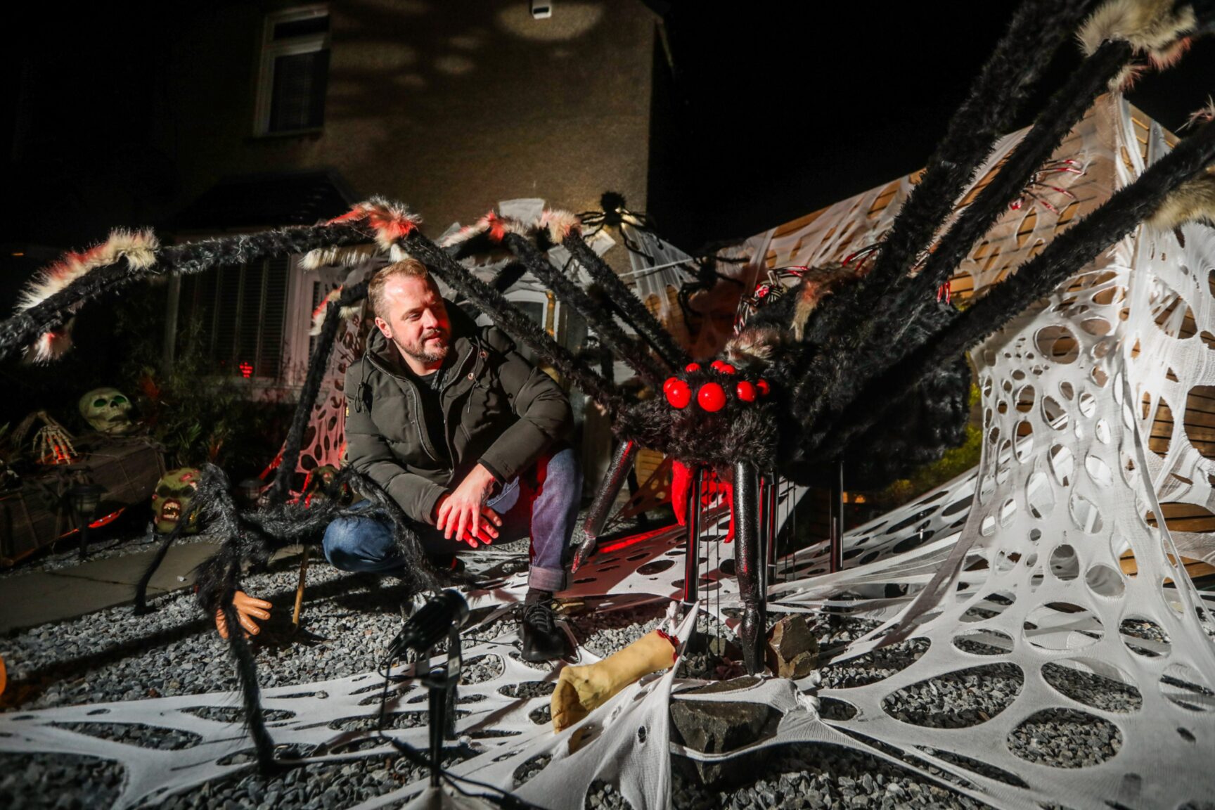 Dundee man confronts fear of spiders with Halloween display