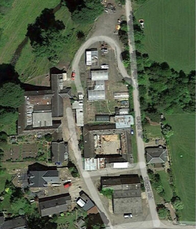 Three house plan on former Sidlaws garden centre site