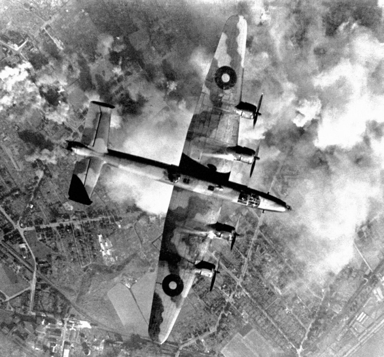 Families of Broughty Ferry and Lochore RAF war heroes sought