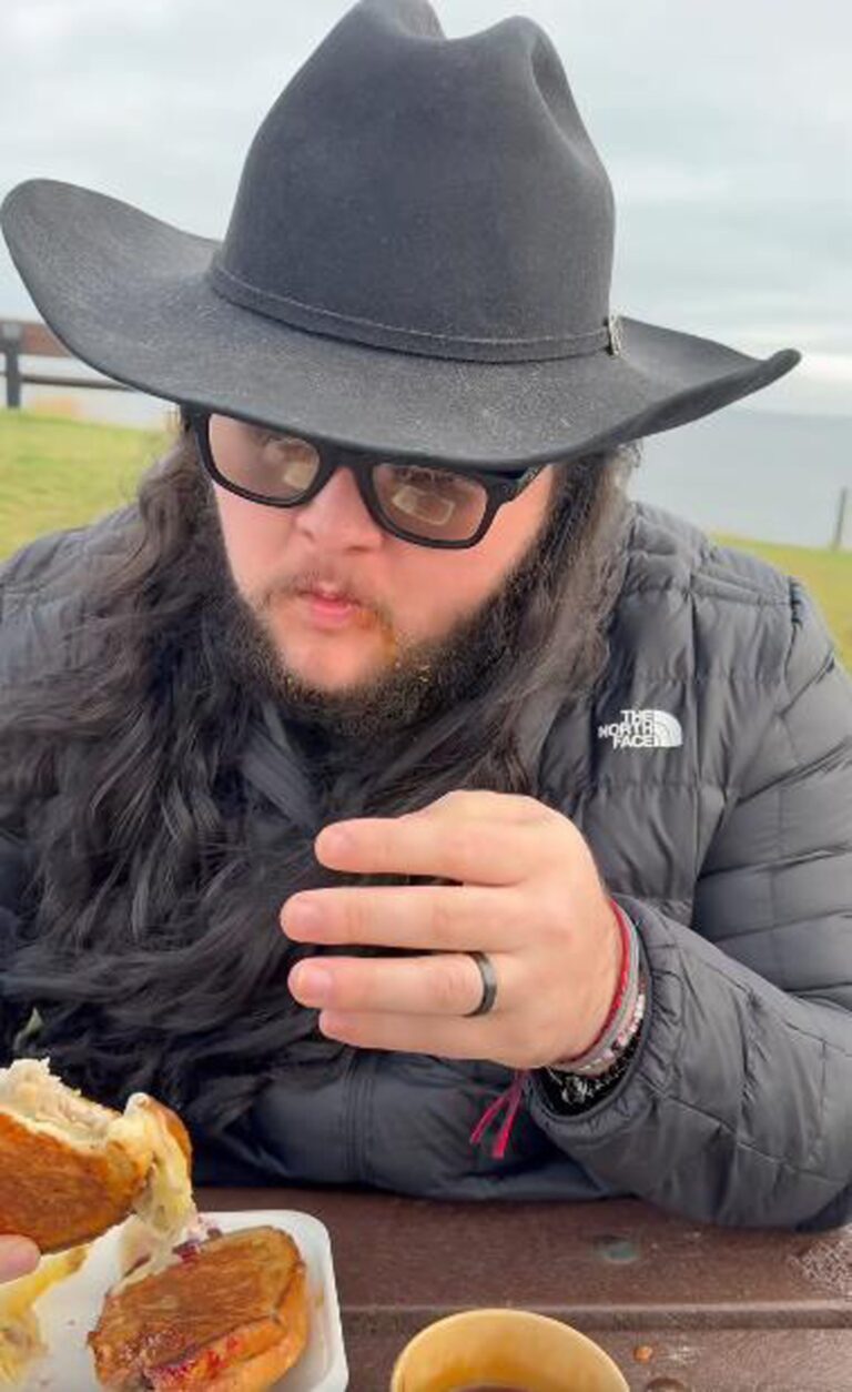 Kalani Ghost Hunter visits Cheesy Toast Shack in St Andrews