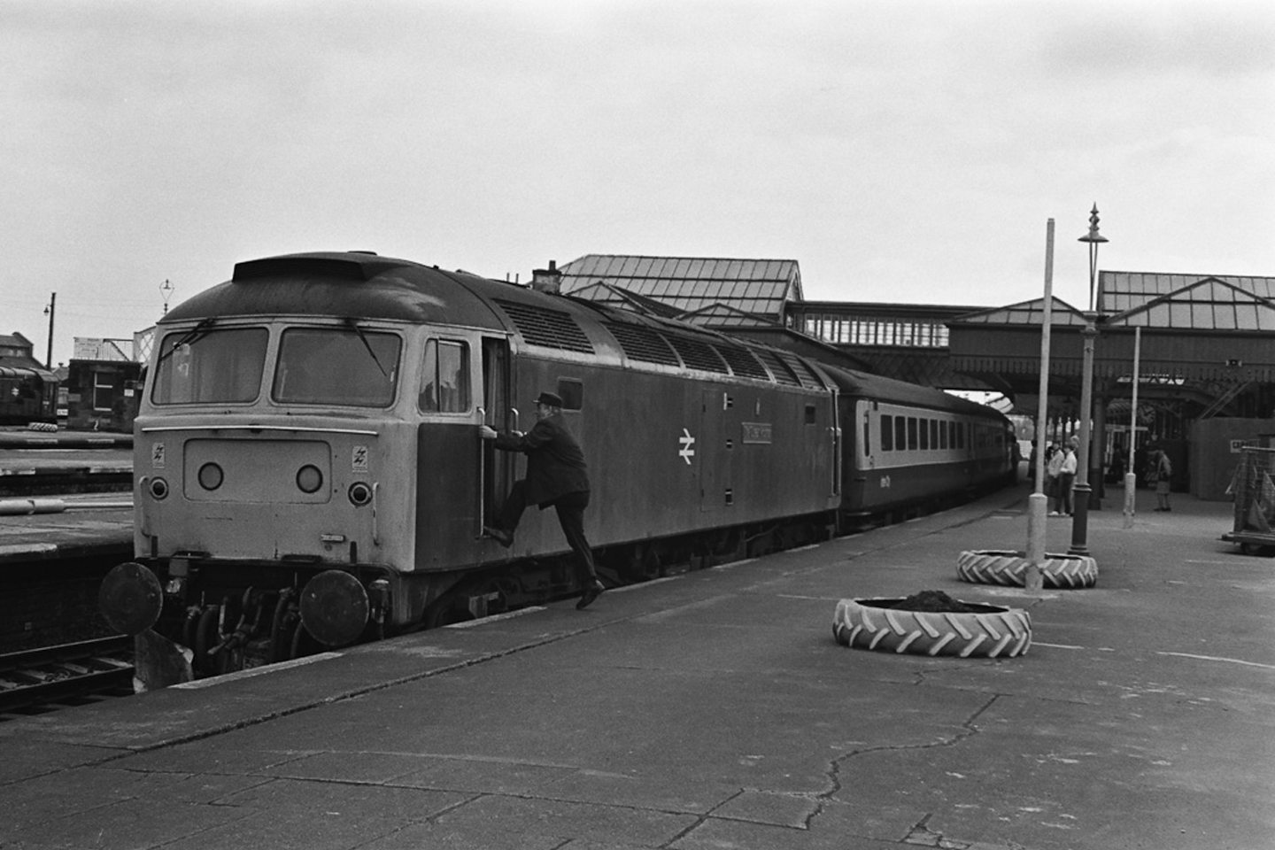 Pictures of Stirling Railway Station in the 1980s - all aboard
