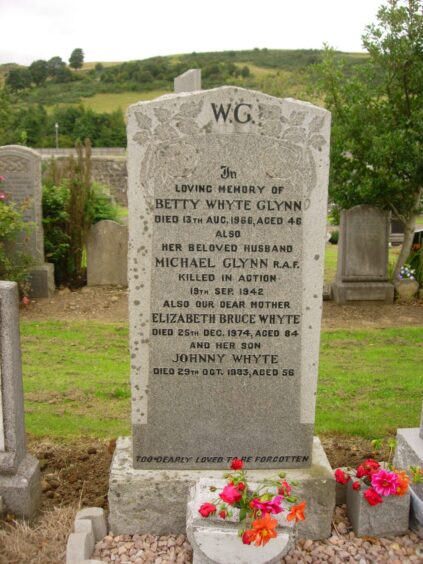 Families of Broughty Ferry and Lochore RAF war heroes sought