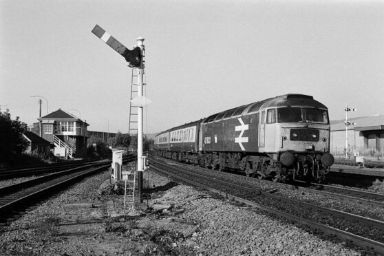 Pictures of Stirling Railway Station in the 1980s - all aboard