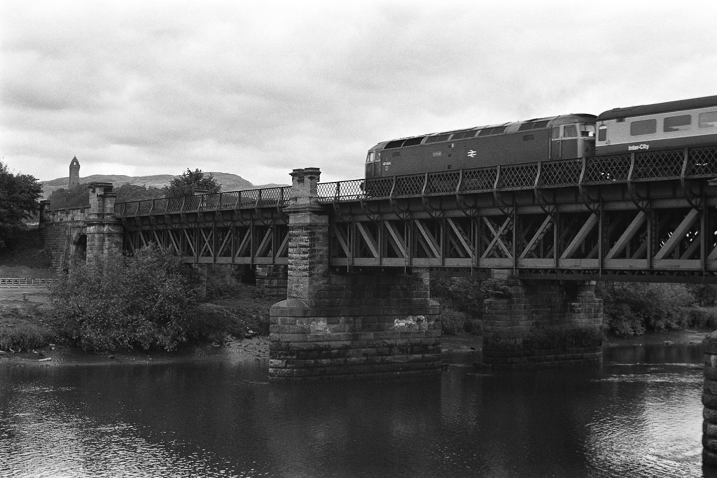 Pictures of Stirling Railway Station in the 1980s - all aboard