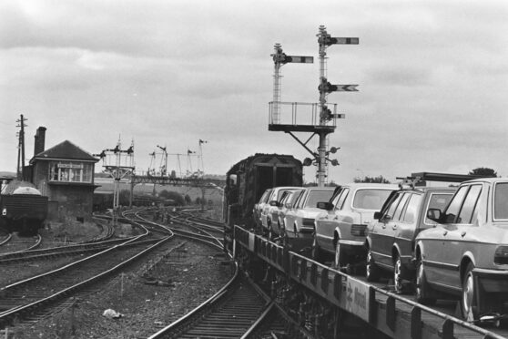 Pictures of Stirling Railway Station in the 1980s - all aboard