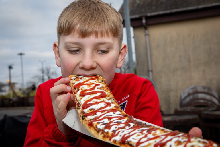 Young couple bring 2ft pizzas and 'bangin' kebabs to Dunfermline