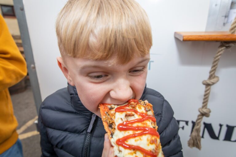 Young couple bring 2ft pizzas and 'bangin' kebabs to Dunfermline