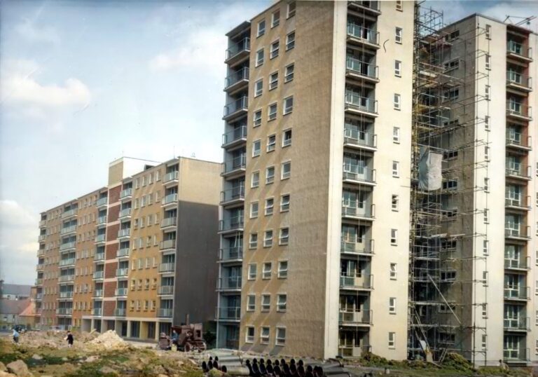 Take a peek inside Perth's first multi-storey flats in 1960 - in colour ...