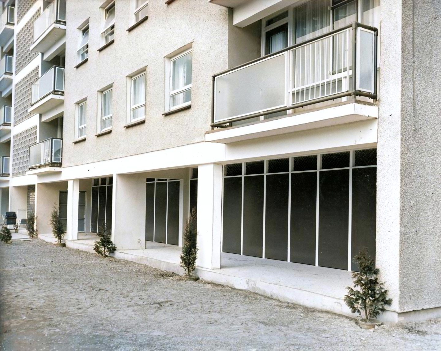 Take a peek inside Perth's first multi-storey flats in 1960 - in colour ...