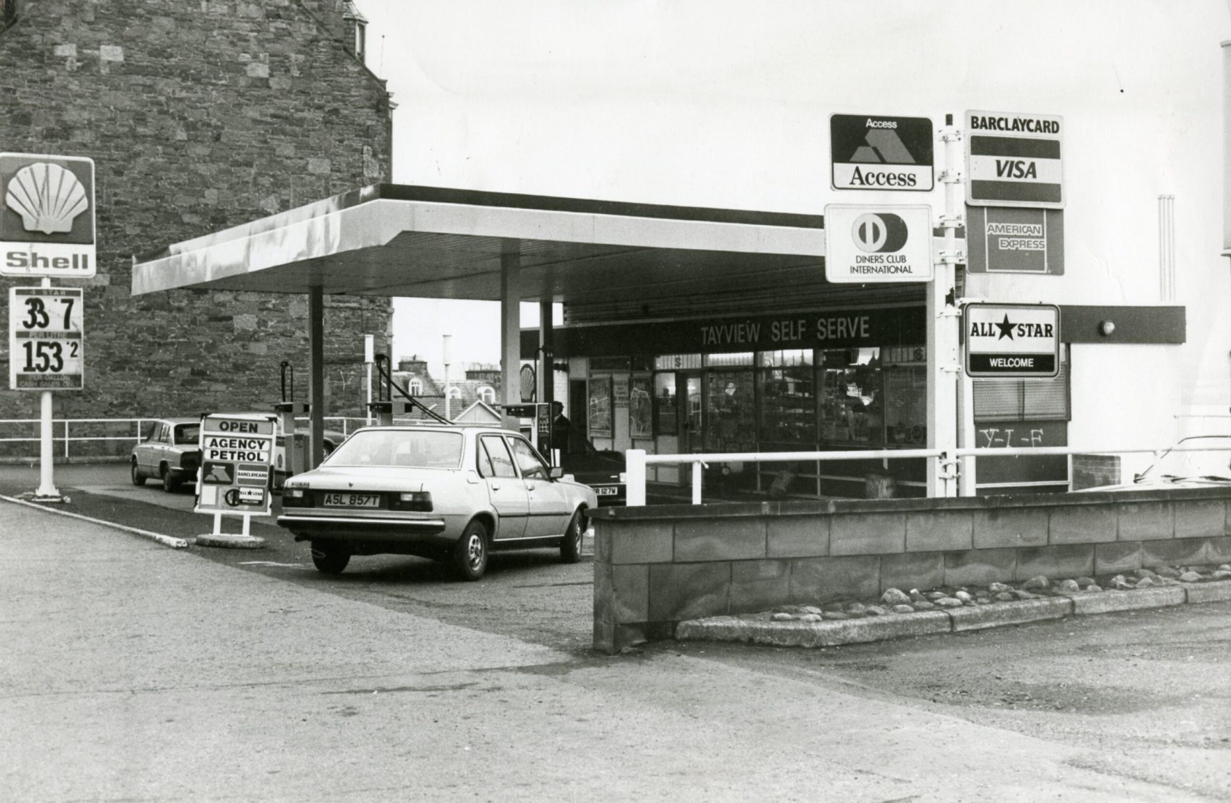 Old photos capture Dundee's Perth Road in the 80s and 90s