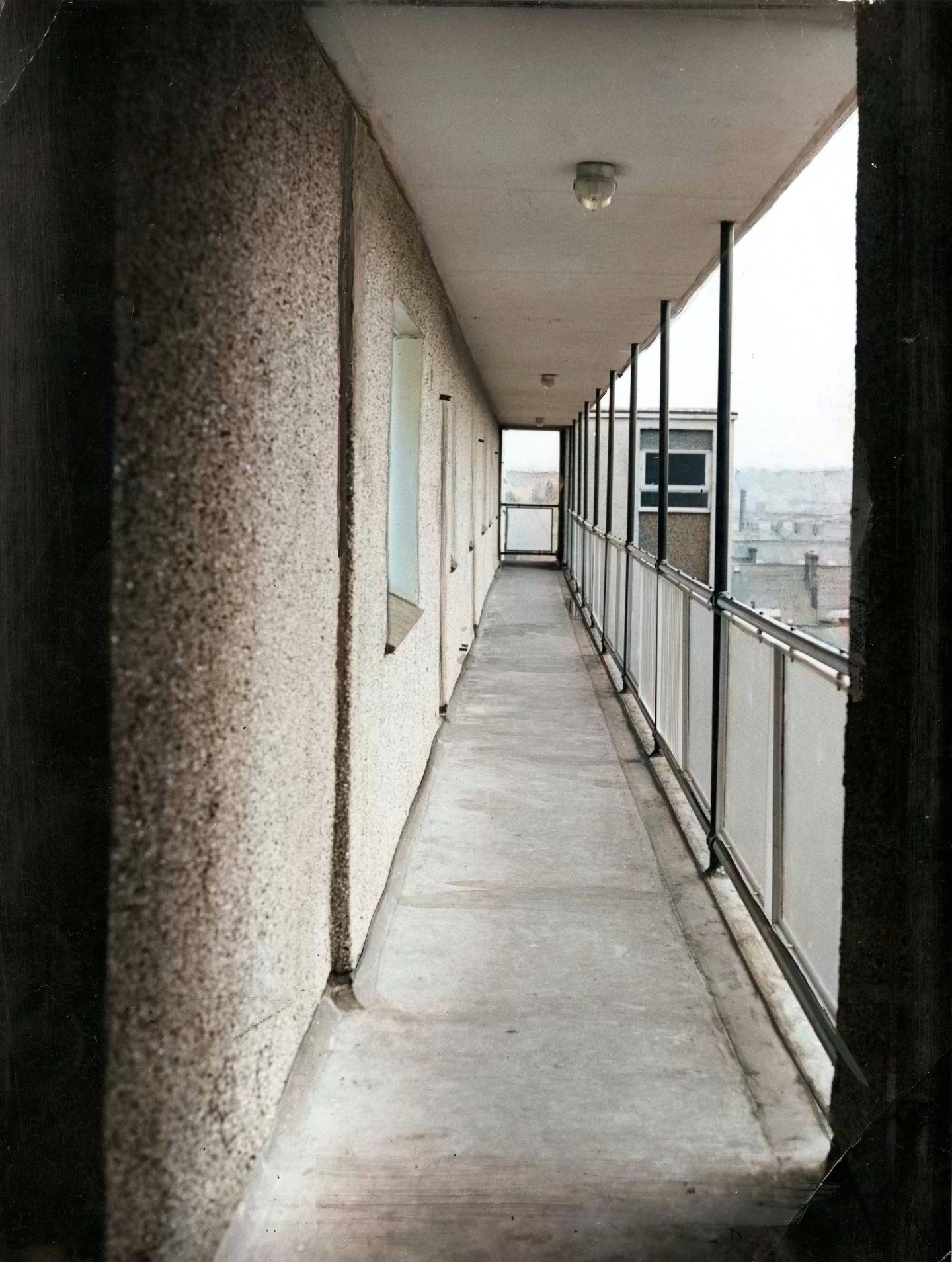 Take a peek inside Perth's first multi-storey flats in 1960 - in colour ...