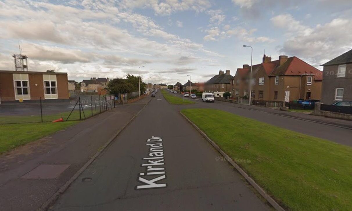 Woman robbed of handbag while walking dog in Methil, Fife