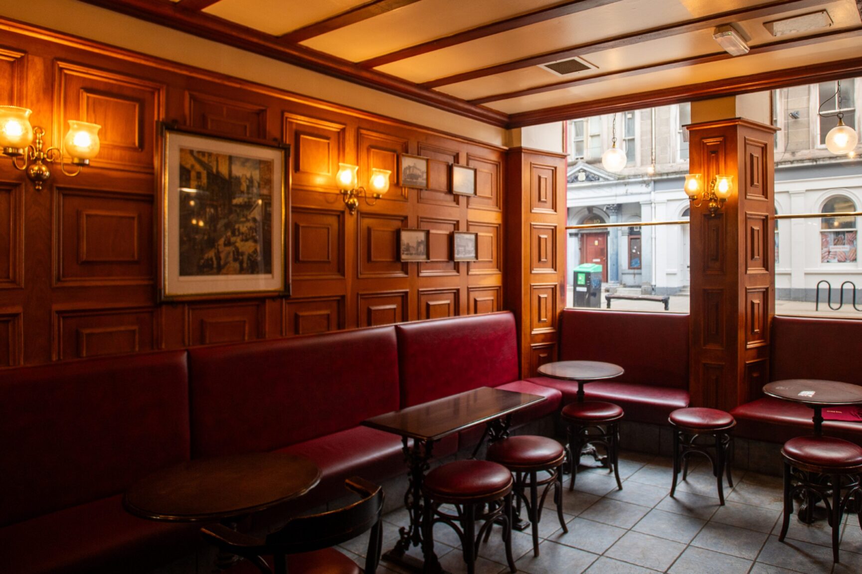 Publican Thomas Justice takes over Caw's Bar in Dundee