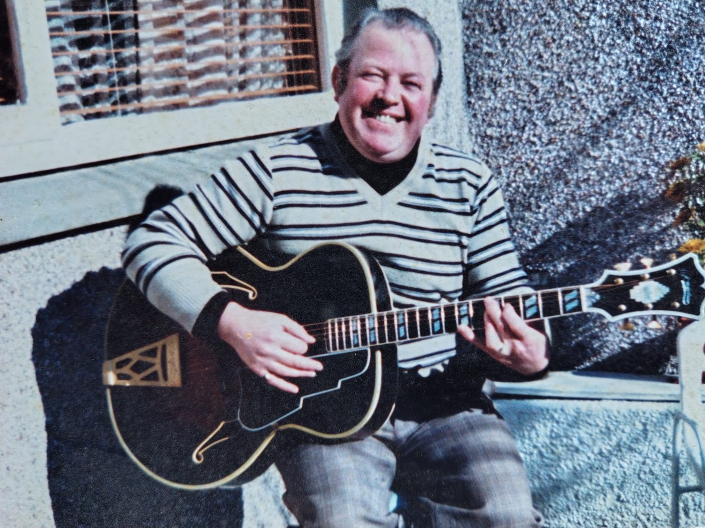 Vince Chalmers: Dundee guitar shop owner dies at 89