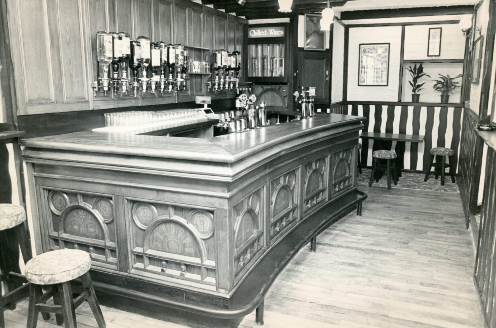 Dundee pubs: Photos take Dundonians back to city's bars in 1986