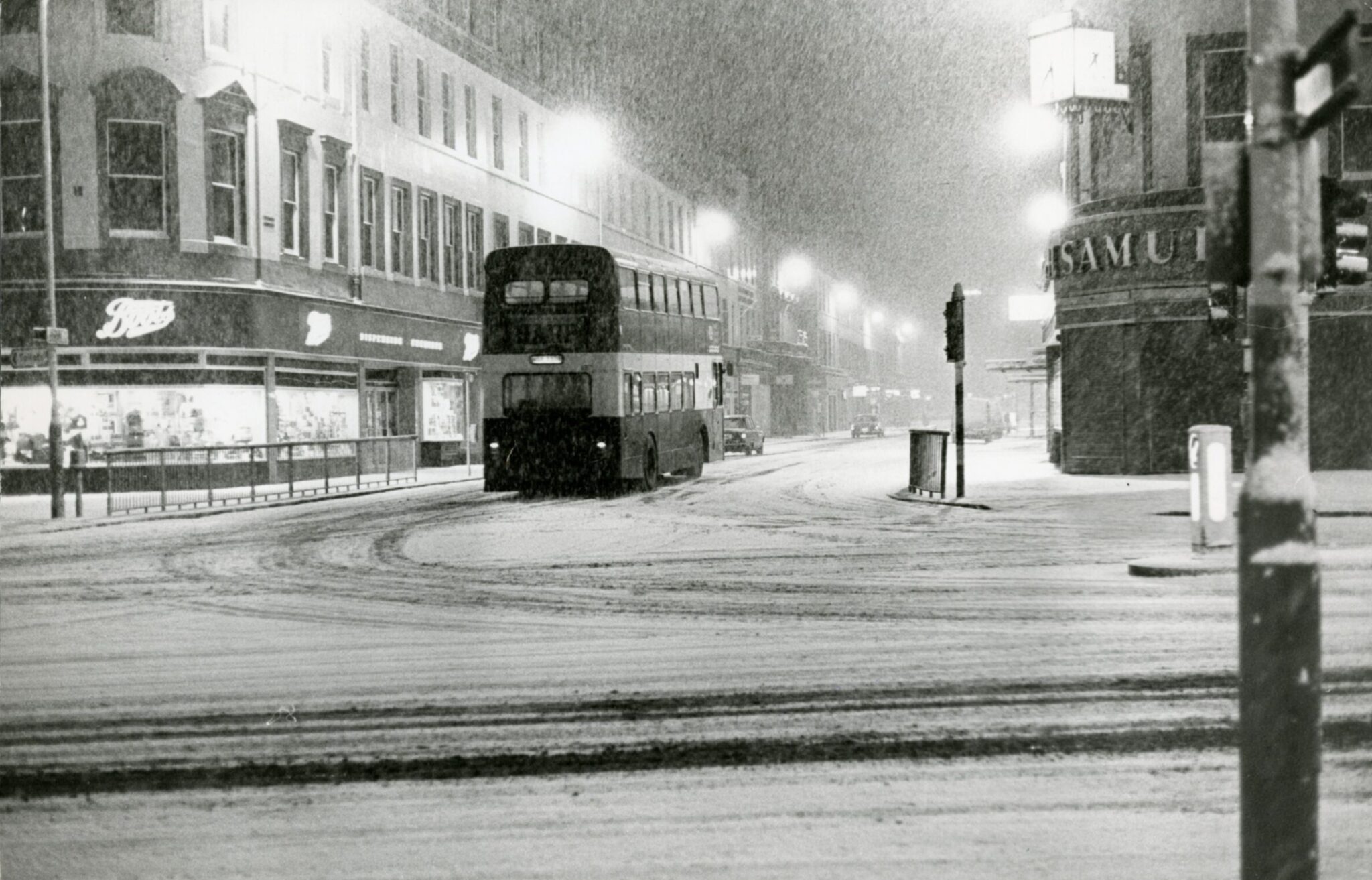 Hop onboard our gallery of Dundee buses from decades gone by