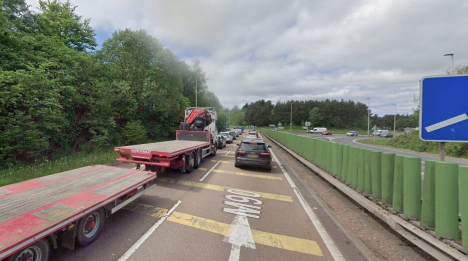 M90 Friarton Bridge in Perth shut both ways due to fire