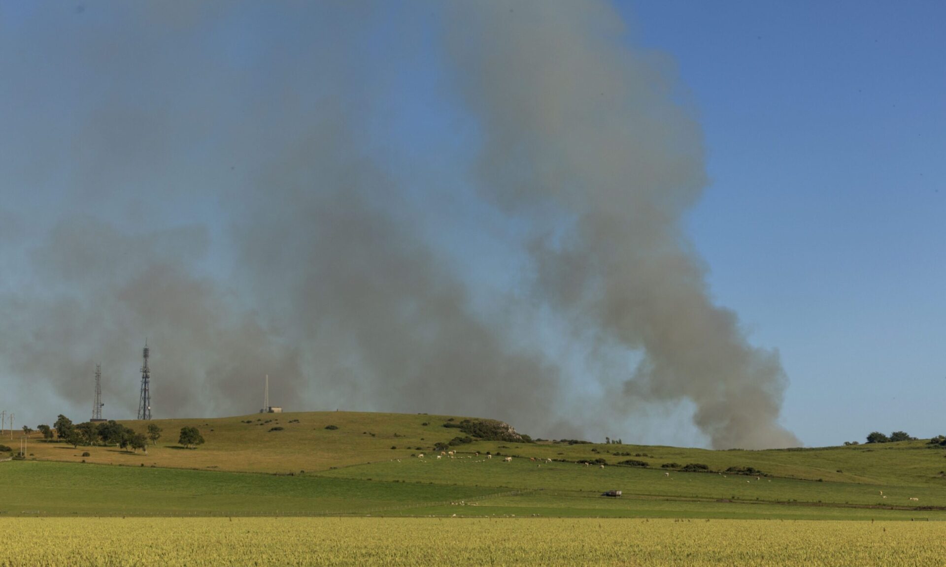 Perth wildfire: Firefighters battle blaze seen from M90 overnight