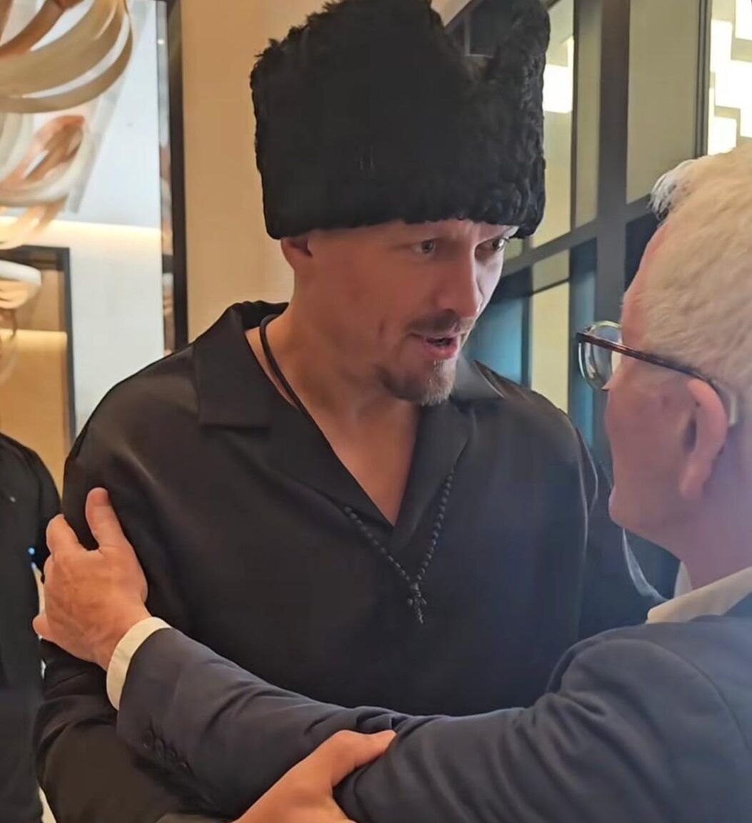 Oleksandr Usyk invites Frank Gilfeather to Daniel Dubois presser