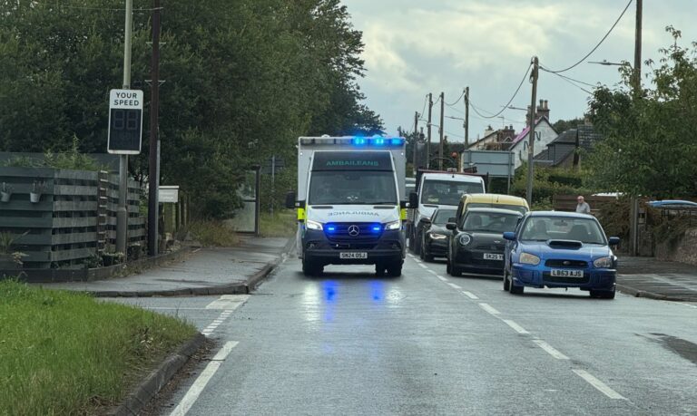 'Chaos' as crash closes A94 between Coupar Angus and Burrelton