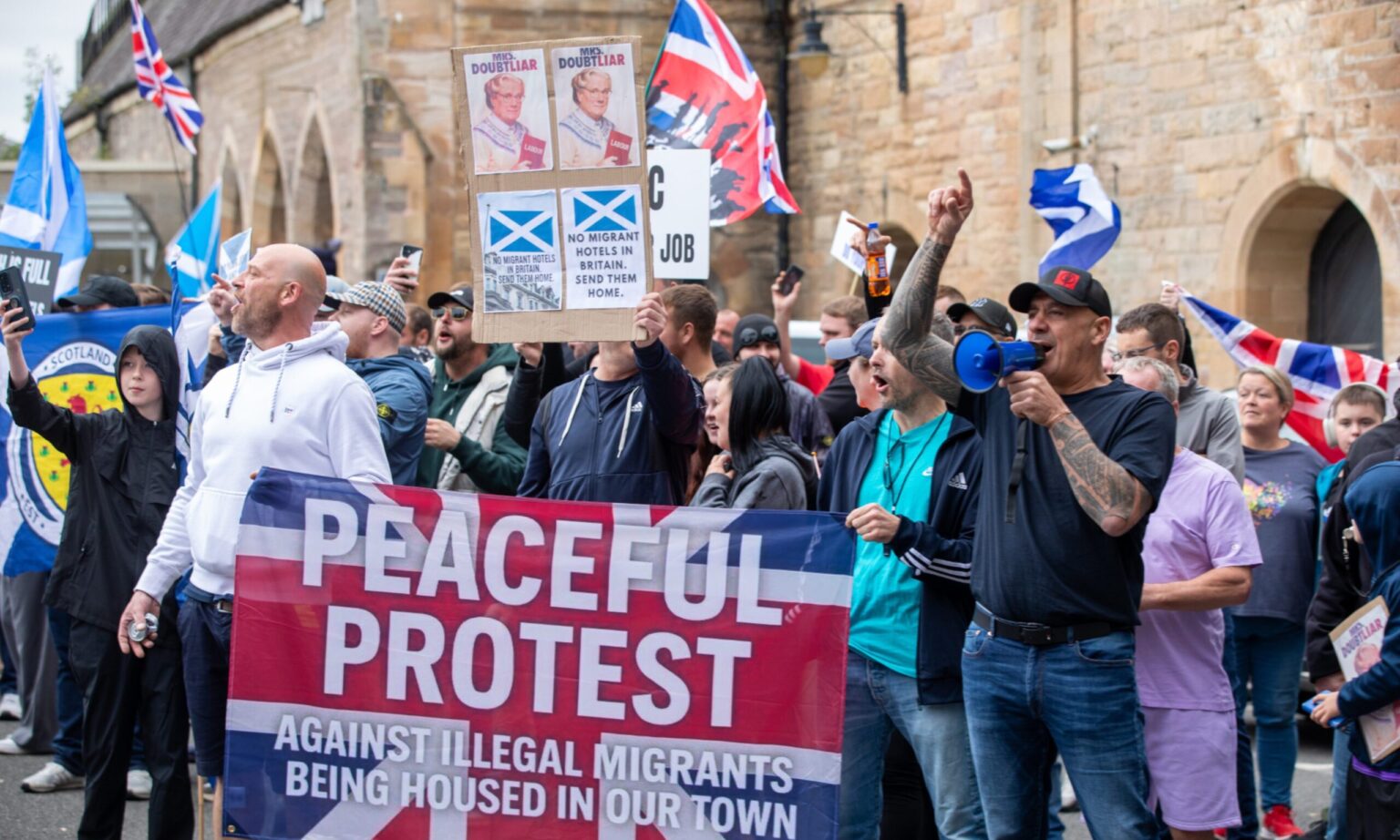 Who is behind anti-immigration protests outside Perth hotels?