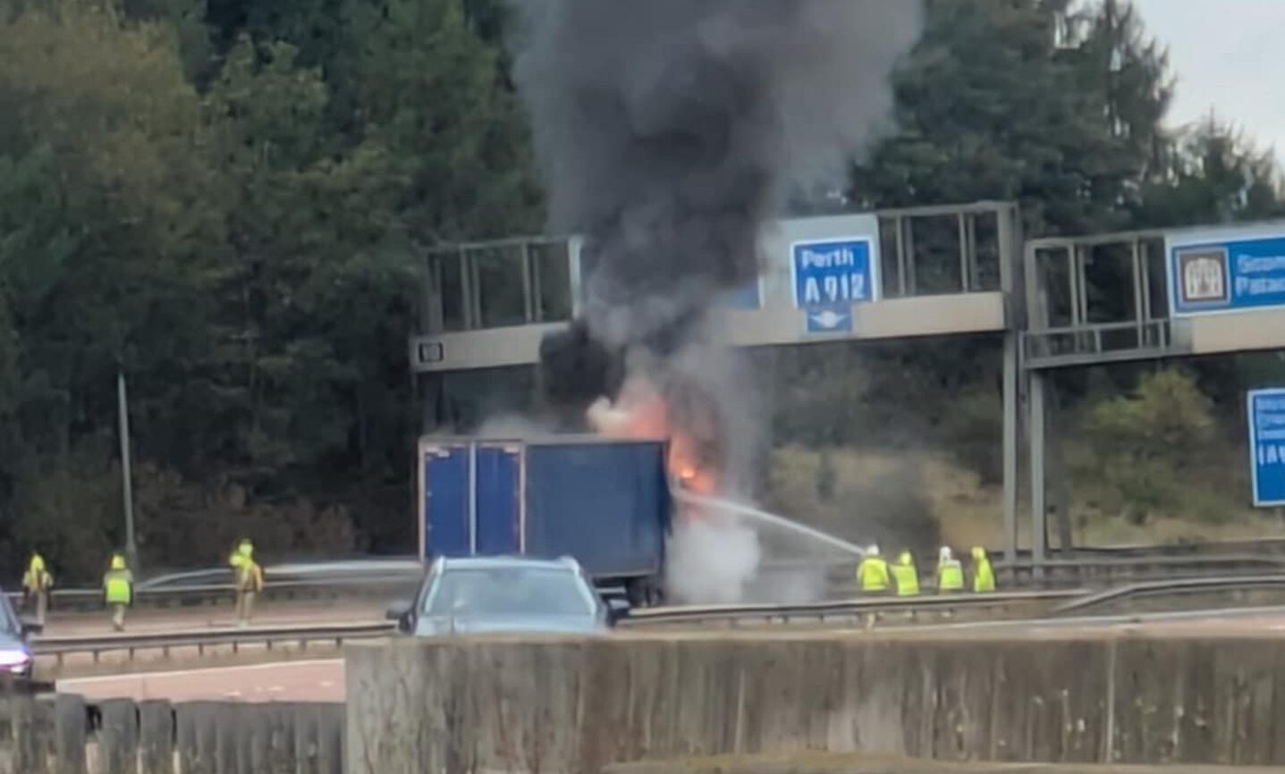 M90 near Perth reopens after lorry fire