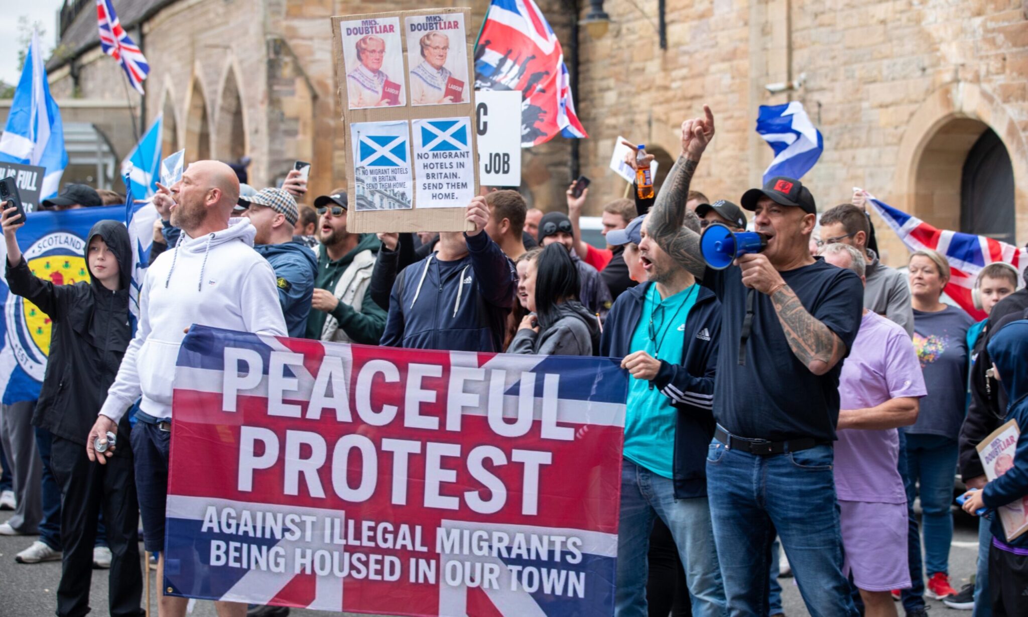 Are Dundee residents concerned about asylum seekers in the city?