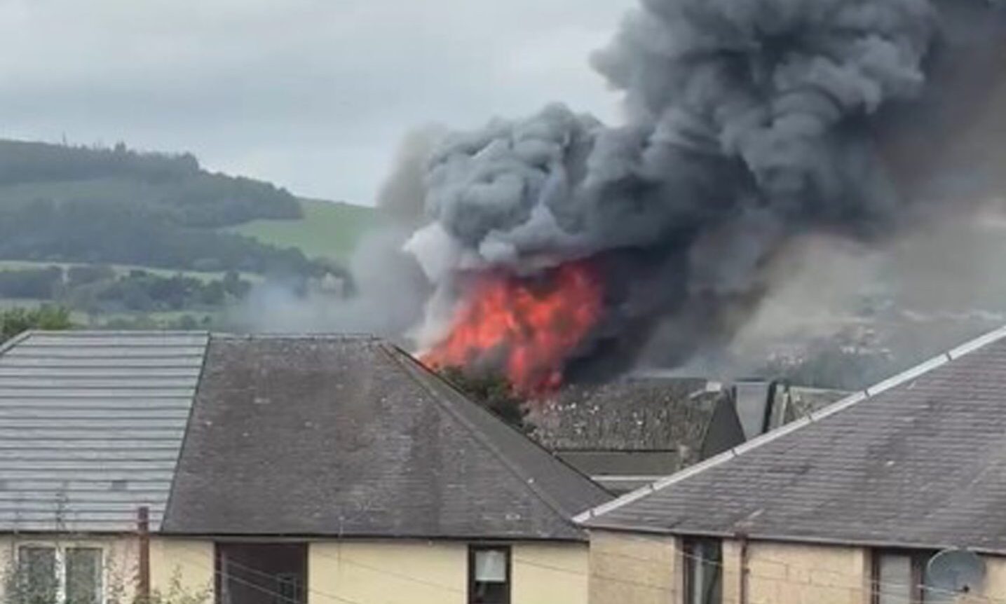 Crews tackling huge building fire in Lochgelly
