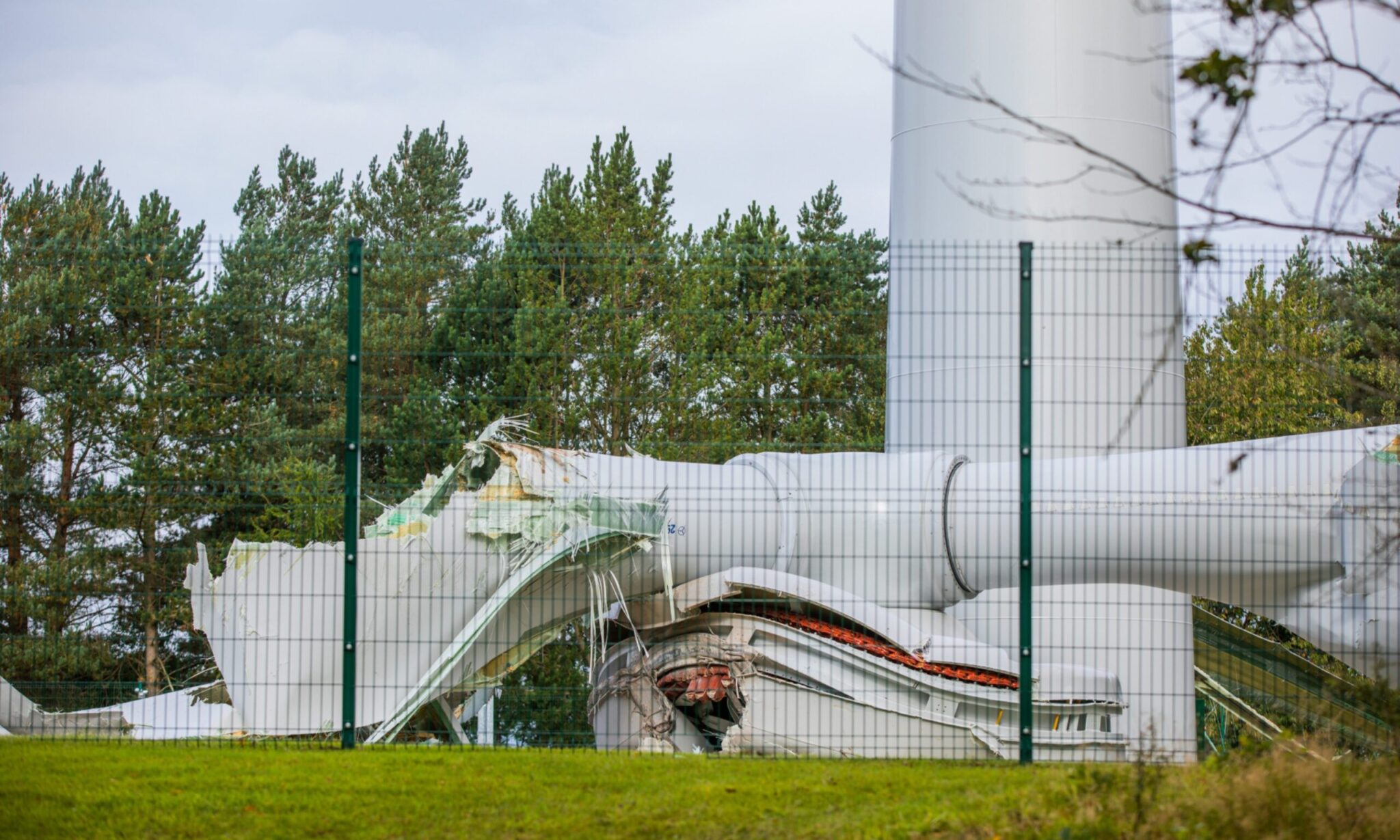 Perth Aviva video shows blades snapped yards from path