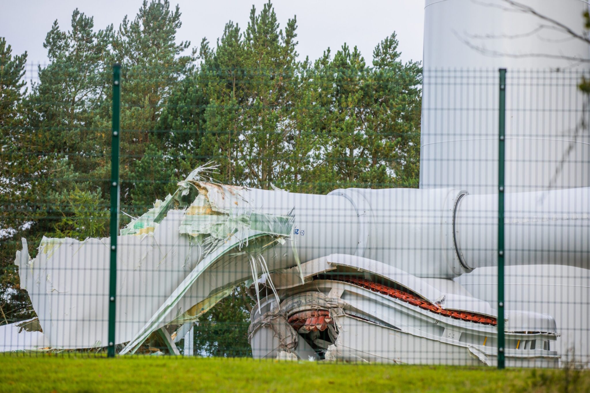 Perth wind turbine goes completely as Aviva probes blades 'crash'