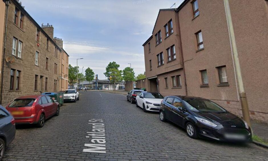 Man hunt after police chase through Dundee city centre