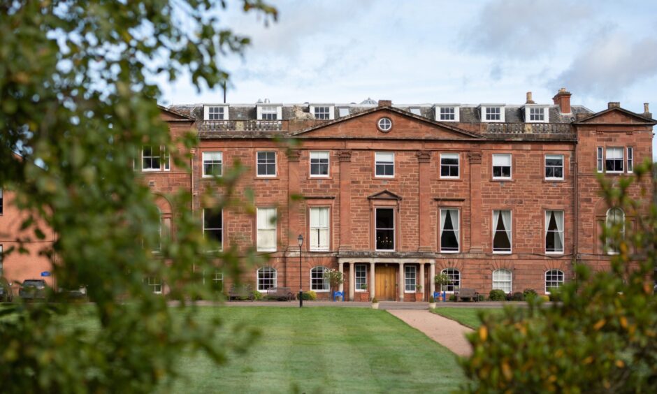 Are Dundee residents concerned about asylum seekers in the city?