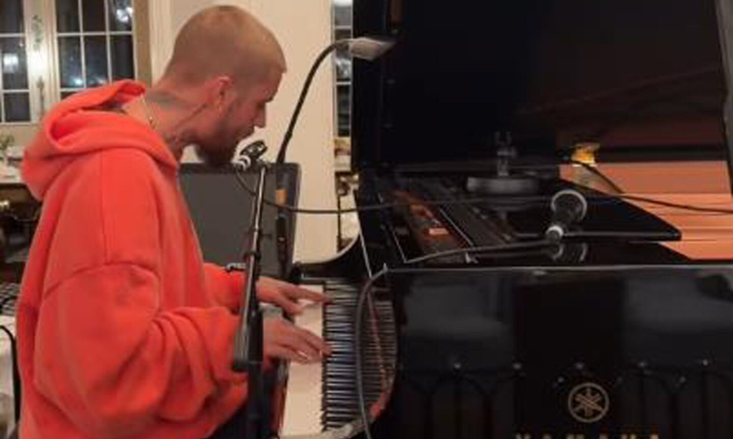 Justin Bieber performs song on piano during Gleneagles visit