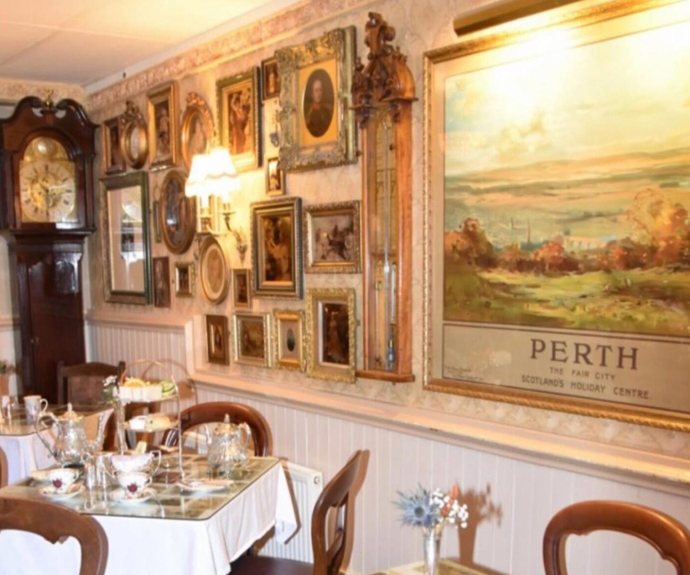 Perth cafe staff left shocked after Strictly star Anton du Beke visits