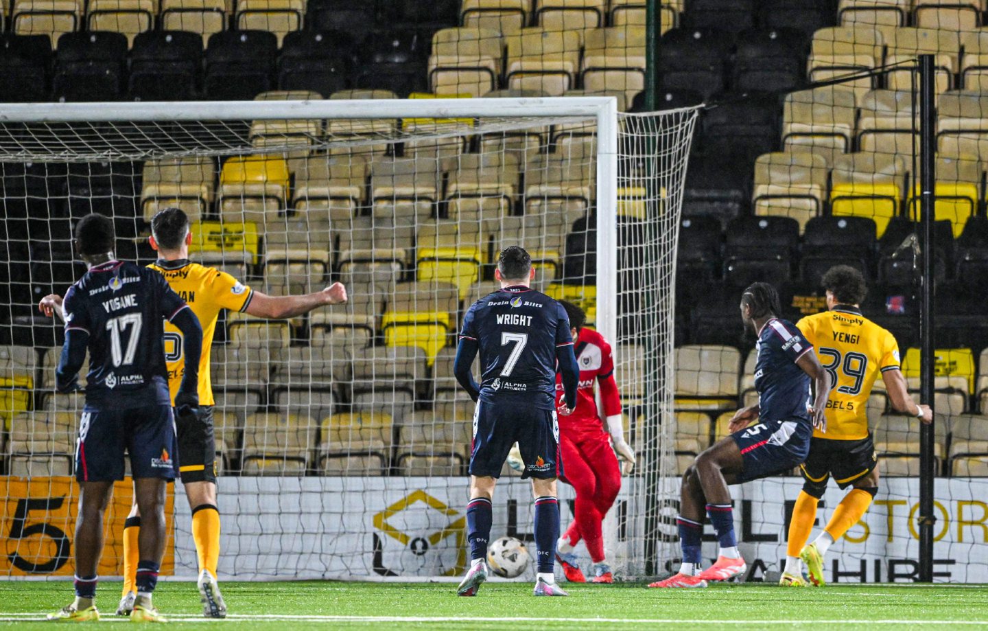Who shoulders blame for Dundee's Jekyll and Hyde Livi display?