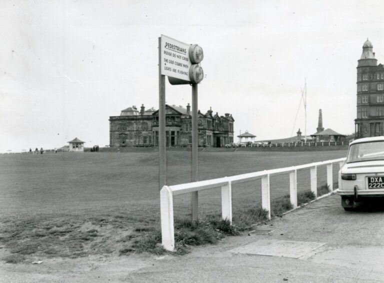 Photos of St Andrews in 1970s show town life, golf & famous faces