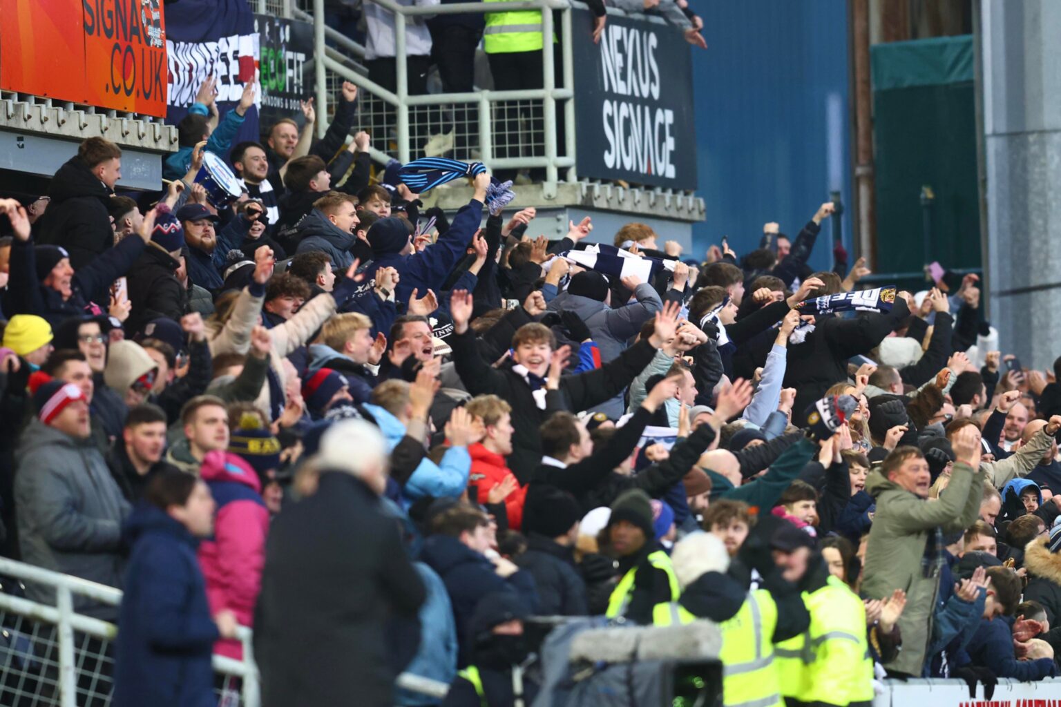Inside Dundee's derby half-time as Steven Pressley hails fans