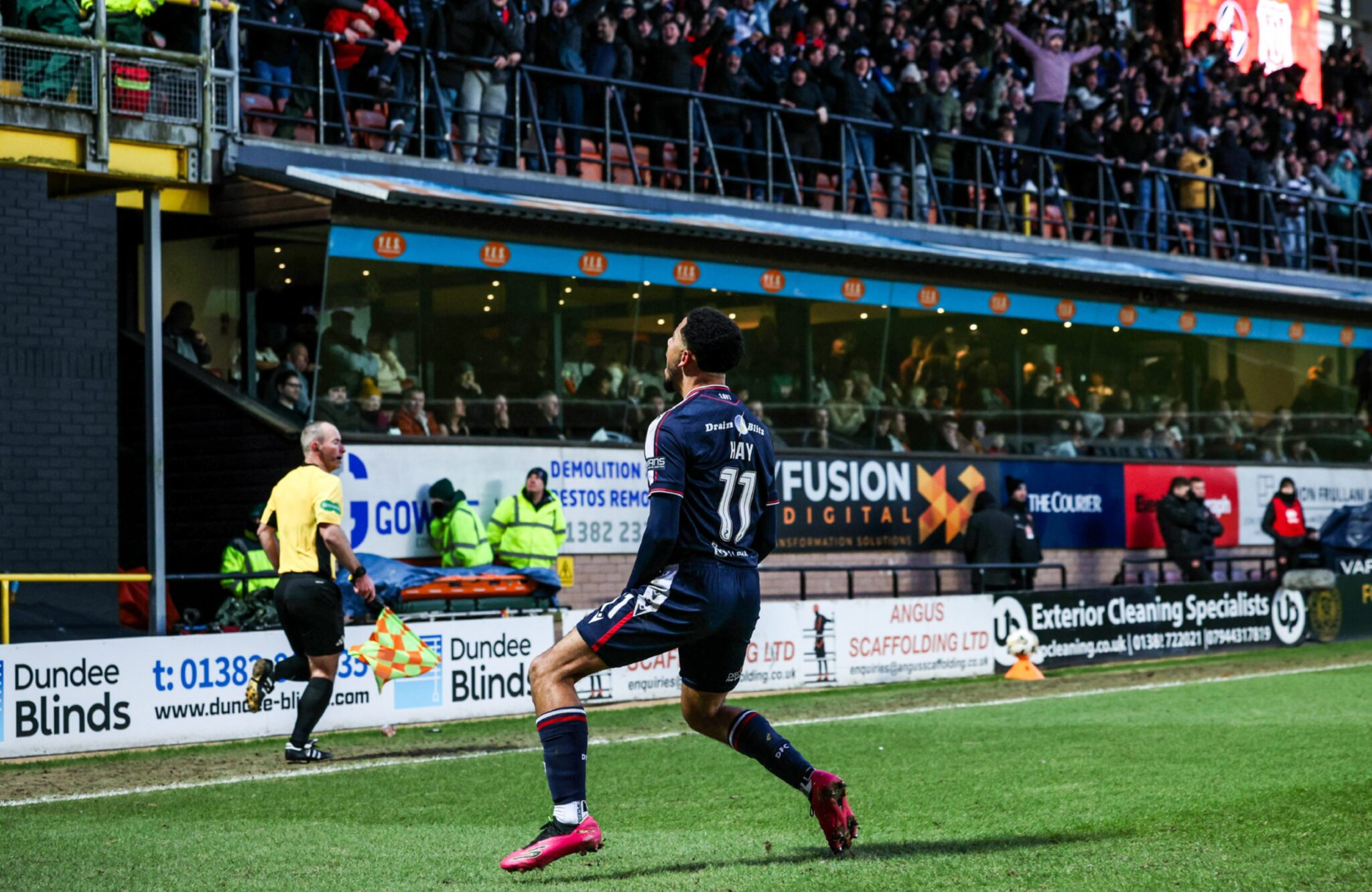 Inside Dundee's derby half-time as Steven Pressley hails fans