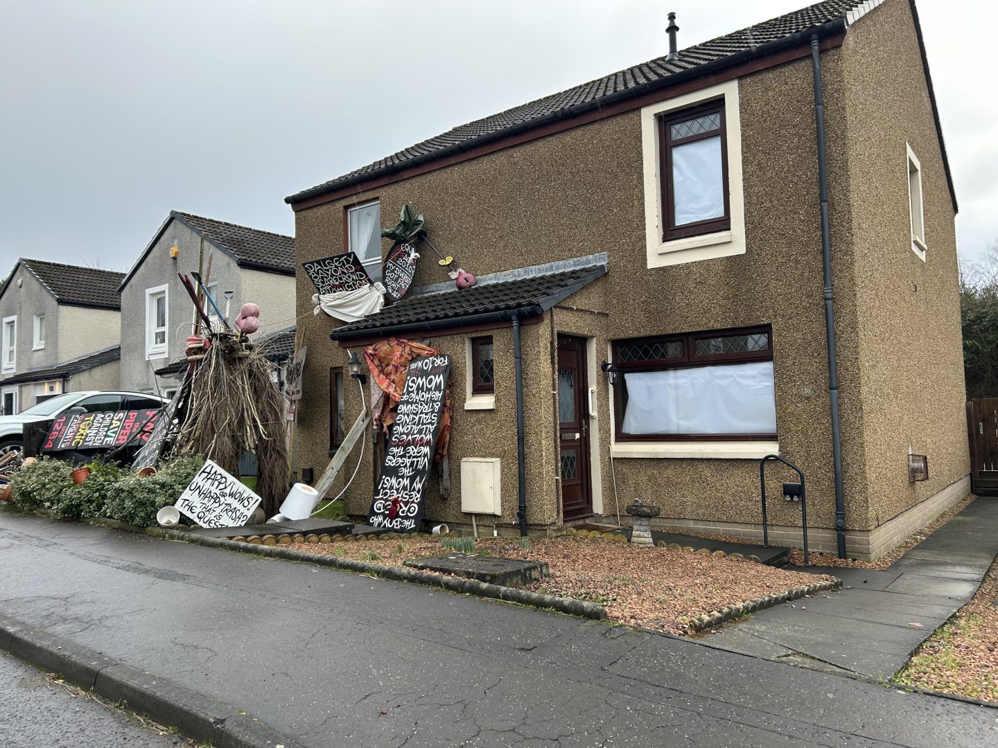 House next to Dalgety Bay 'eyesores' sells for £16k below valuation