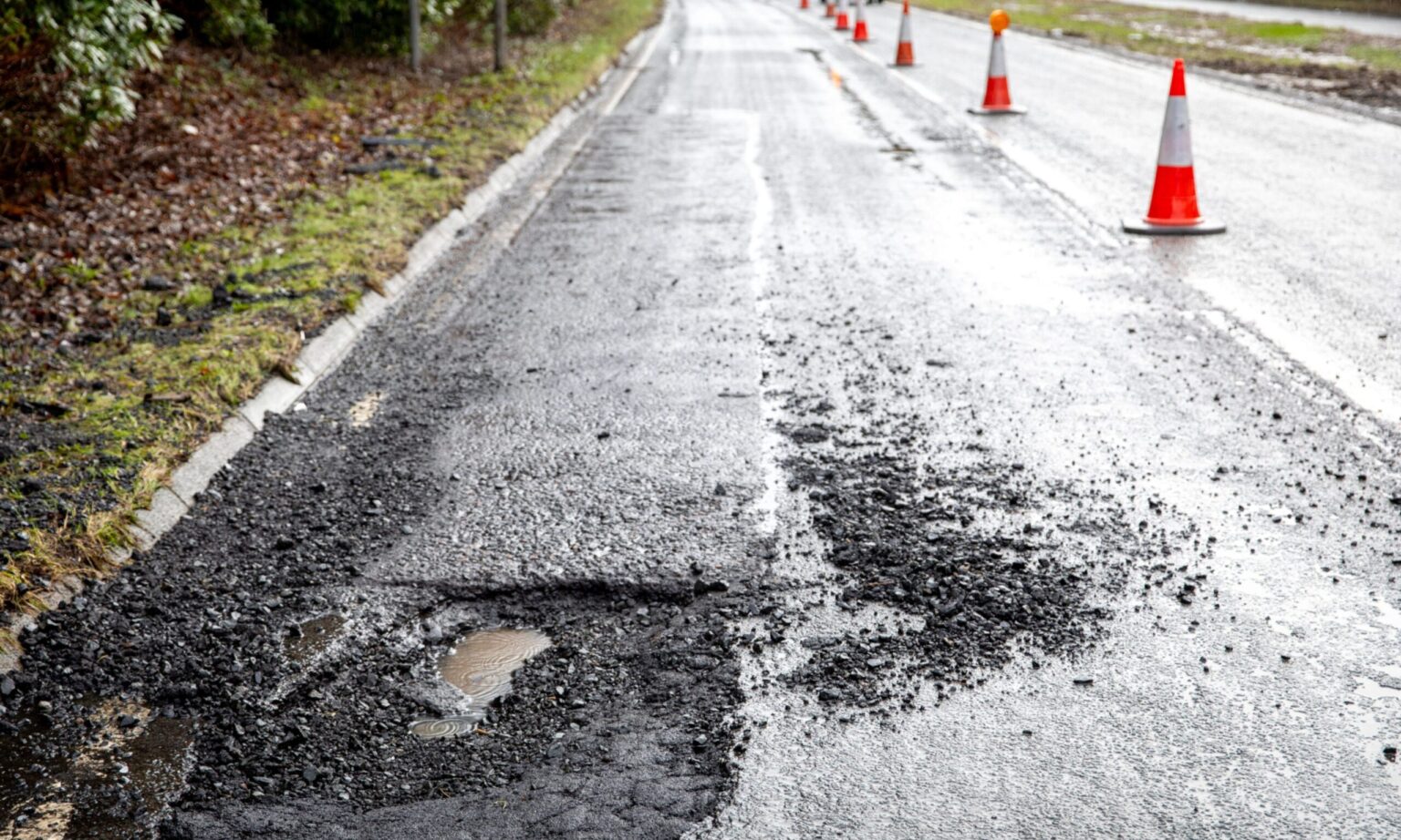Mum tells of trauma as '33 people affected' by Glenrothes pothole