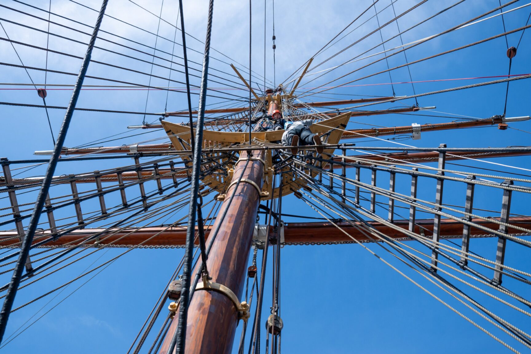 Discovery mast climb recreates explorers’ feat in Dundee